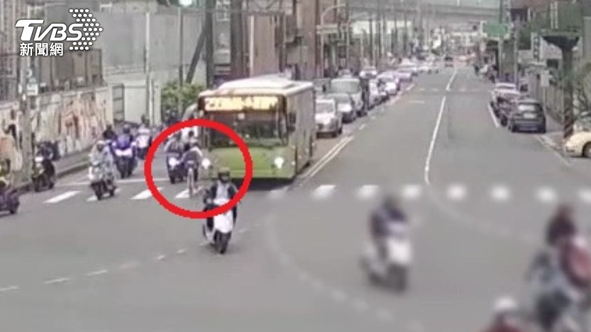 新北Ubike女騎士遭公車撞擊 險被輾過驚險現場曝光│TVBS新聞網