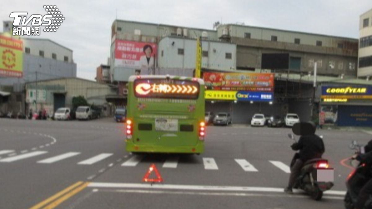 新北Ubike女騎士遭公車撞擊 險被輾過驚險現場曝光│TVBS新聞網