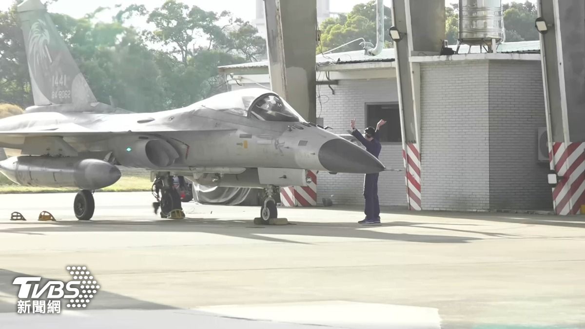 人為？故障？ IDF戰機街頭上空「拋熱焰彈」│TVBS新聞網