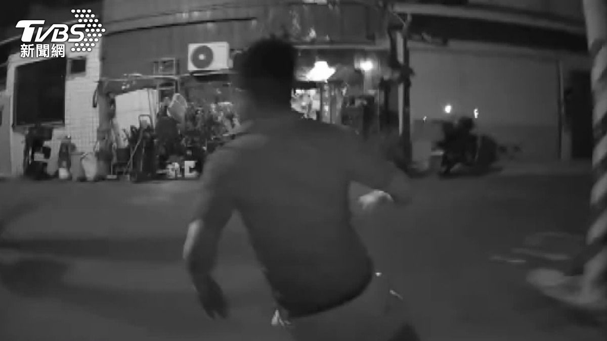 街頭躲貓貓！ 失聯移工躲追緝狂奔闖民宅│TVBS新聞網