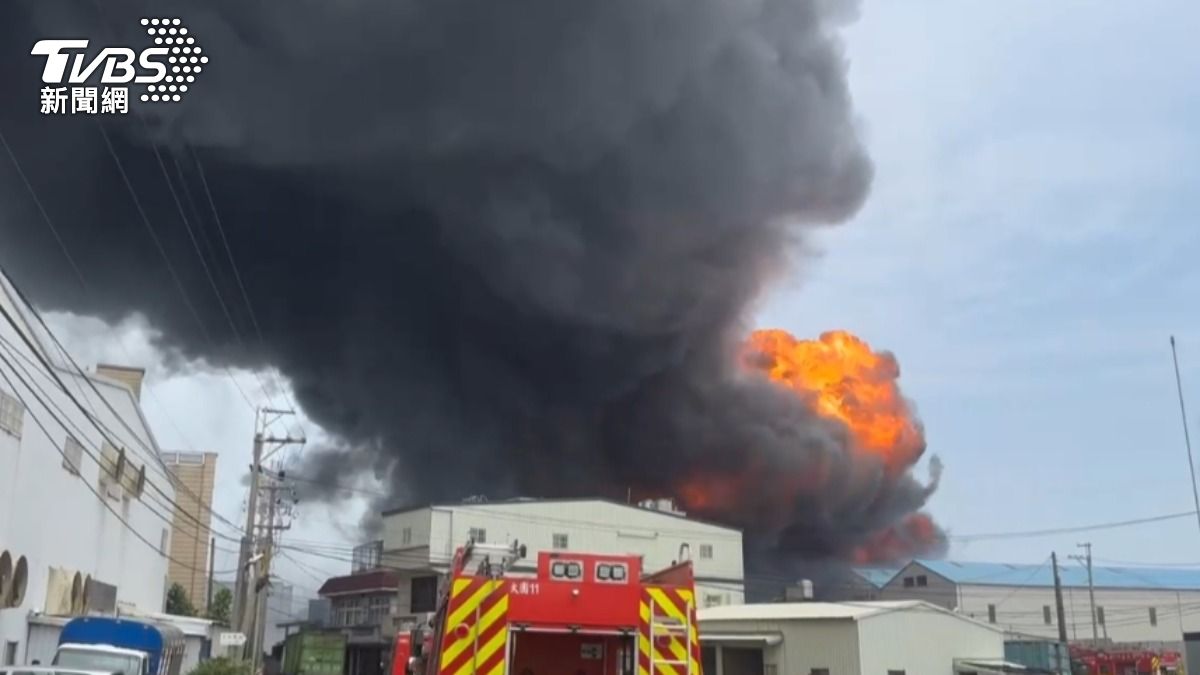 蘆竹工廠火警燒12小時終撲滅 排油污染水源恐罰300萬│TVBS新聞網