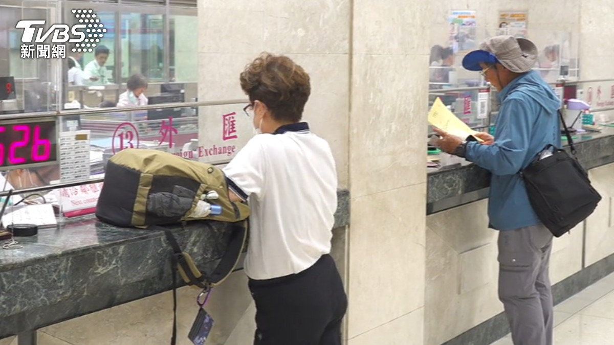 銀行瘋換匯！美兌台幣一度亮29.59 民眾：排1hr│TVBS新聞網