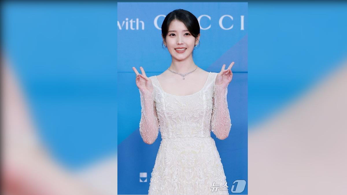 百想61／IU透膚白紗亮相紅毯完全高級美 宋慧喬、金高銀時尚登場│TVBS新聞網