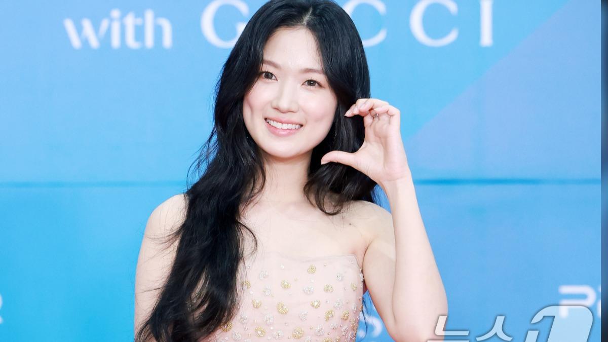 百想61／IU透膚白紗亮相紅毯完全高級美 宋慧喬、金高銀時尚登場│TVBS新聞網