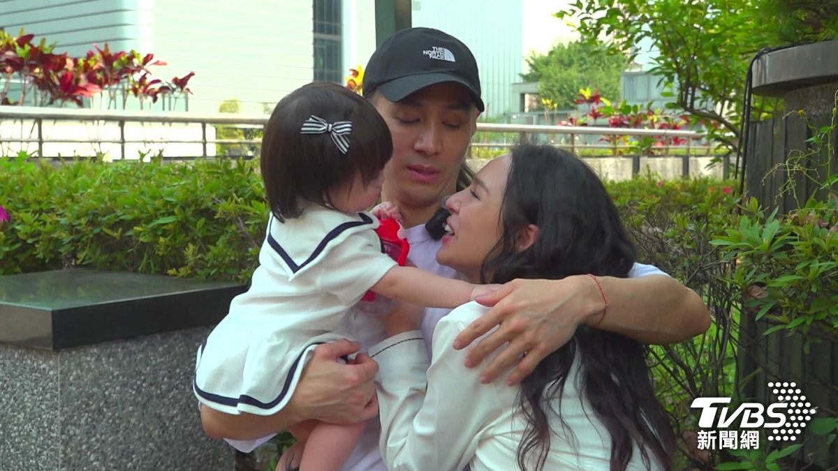 享受媽媽身分 熊熊曝1歲萌女「圍巾式撒嬌」把媽媽推開黏爸│TVBS新聞網