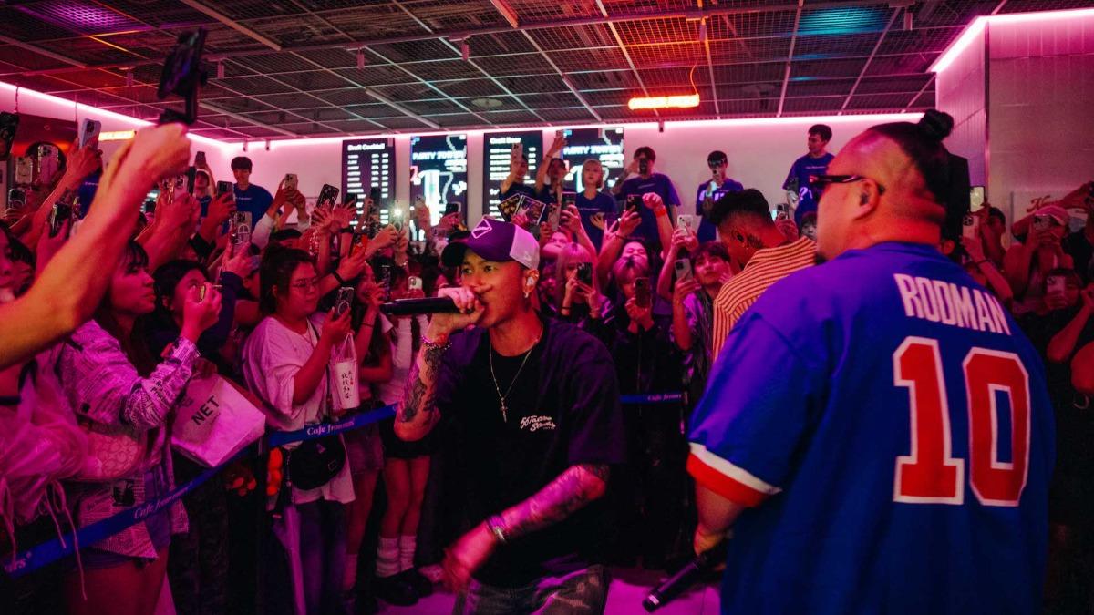 信義區千人擠爆！一看竟是「費洛蒙天團」 還大放送小巨蛋門票│TVBS新聞網