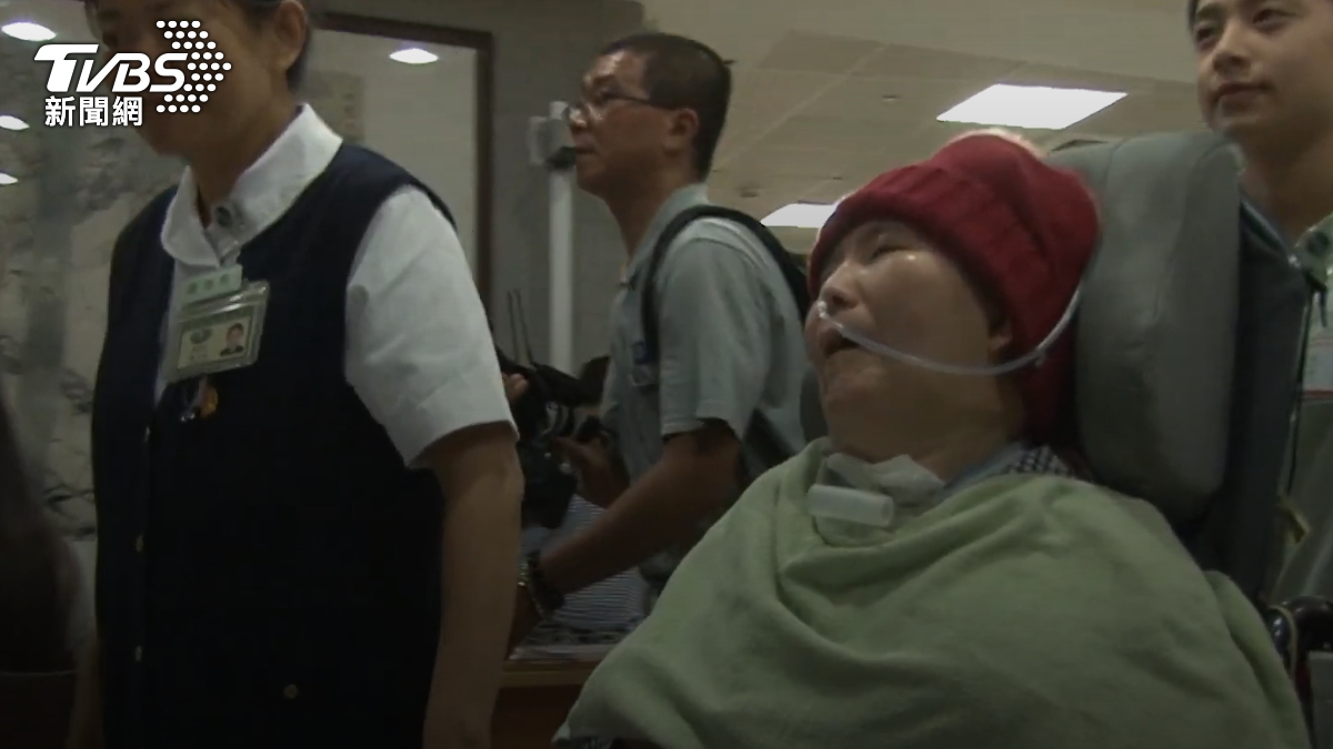 廣三SOGO槍擊案！女遭流彈波及成植物人 慈母貼身照顧26年│TVBS新聞網