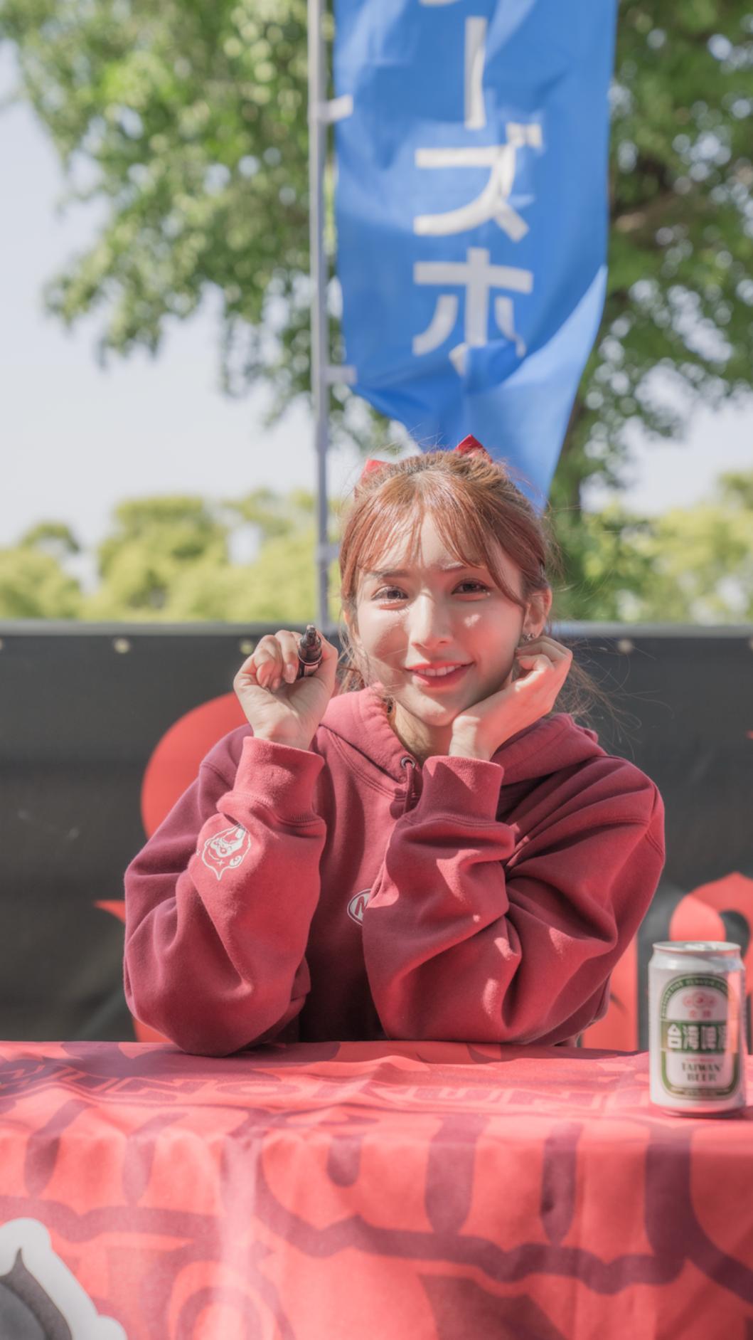 樂天女孩跨海應援！台日合體畫面超香 Dora想帶他回家│TVBS新聞網