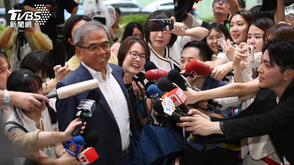 「兆元宴」餐前大合照！ 黃仁勳讚：世界上最棒的CEO們│TVBS新聞網