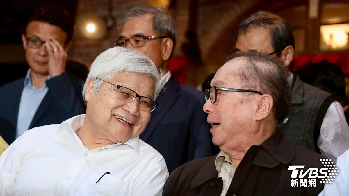 「兆元宴」餐前大合照！ 黃仁勳讚：世界上最棒的CEO們│TVBS新聞網