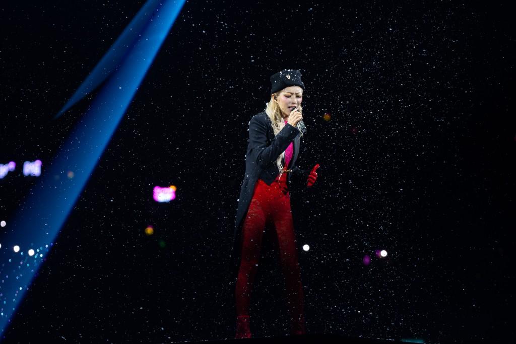 鄭秀文紅色蕾絲造型驚艷全場！合體王丹妮獻唱梅艷芳金曲│TVBS新聞網