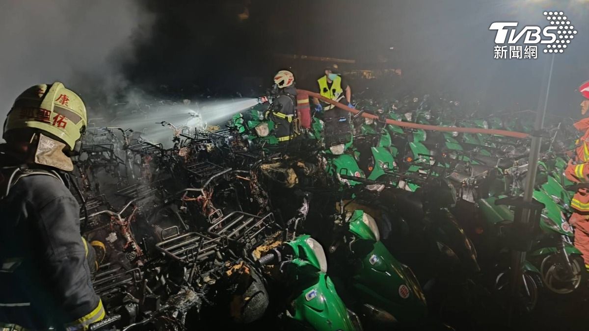 新店郵政電動機車停車場深夜起火！101輛燒剩骨架 損失初估破千萬 │TVBS新聞網