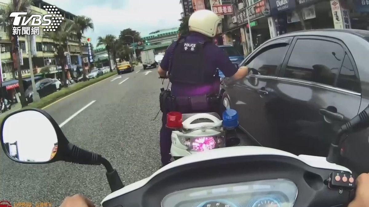 滑手機拒檢逃 2警騎機車上國道追4.1km│TVBS新聞網