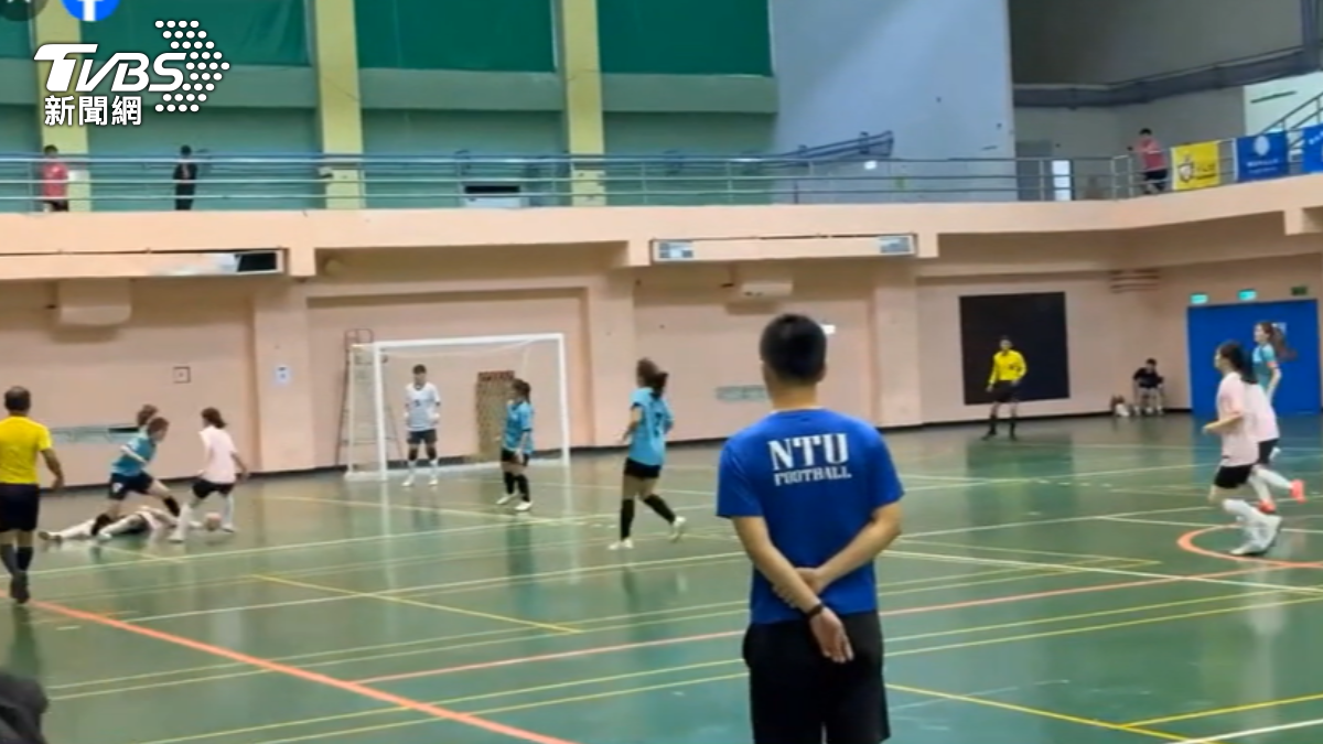 女足激戰！球員流鼻血、腦震盪「搭小黃就醫」挨批│TVBS新聞網