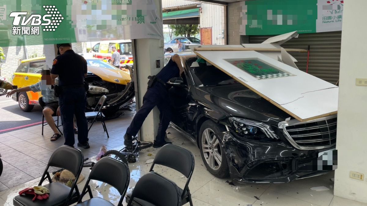 又是高齡駕駛暴衝！78歲翁稱「見車緊張」撞車又衝破民宅│TVBS新聞網