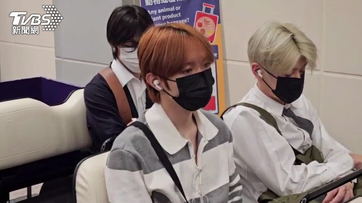 NCT WISH抵台！大批女歌迷尾隨下機 成員「滿臉倦容」畫面曝│TVBS新聞網