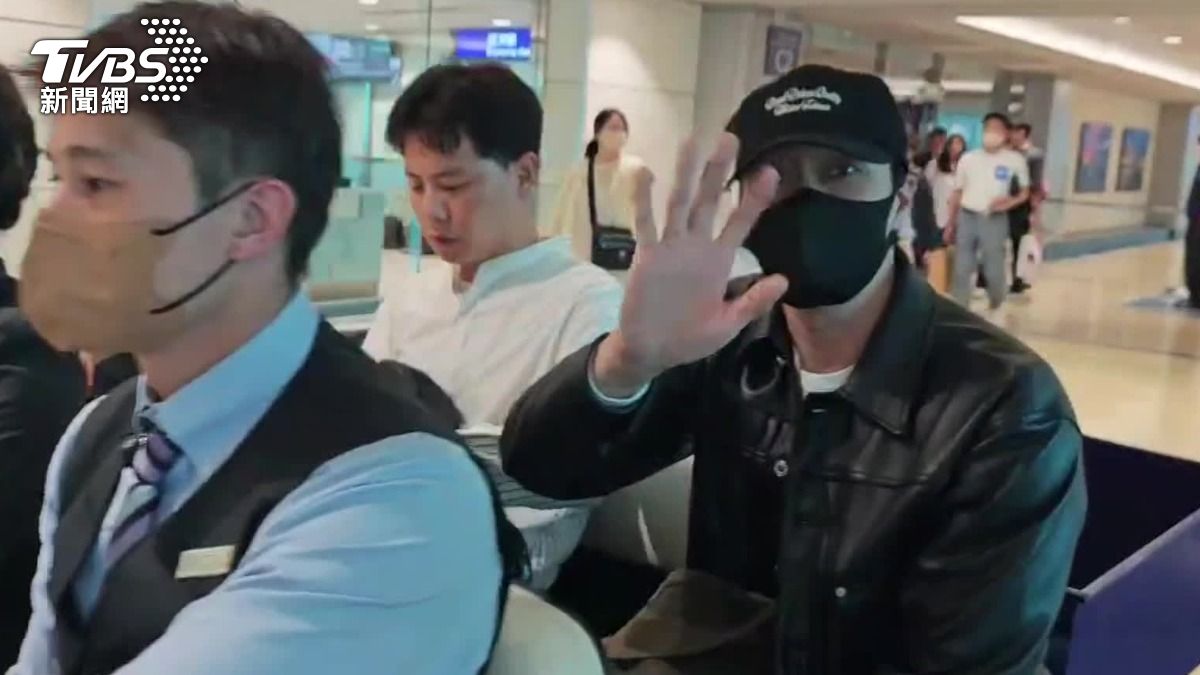 NCT WISH抵台！大批女歌迷尾隨下機 成員「滿臉倦容」畫面曝│TVBS新聞網