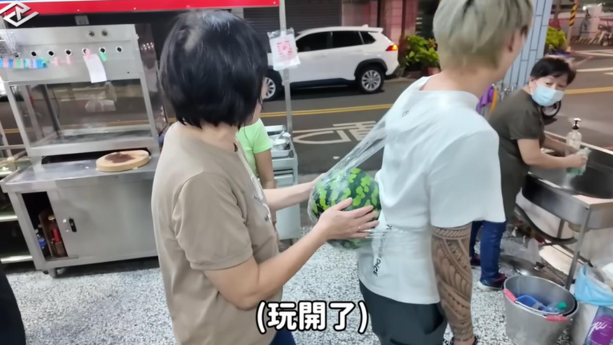 百萬YTR儒哥「求婚成功」！套牢女友過程曝 婚戒竟藏西瓜裡│TVBS新聞網