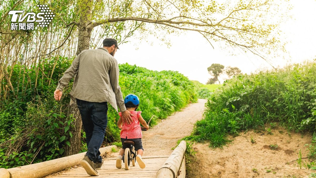 以為親生養10年「女兒越長越不像他」 驗DNA後揭心碎真相│TVBS新聞網