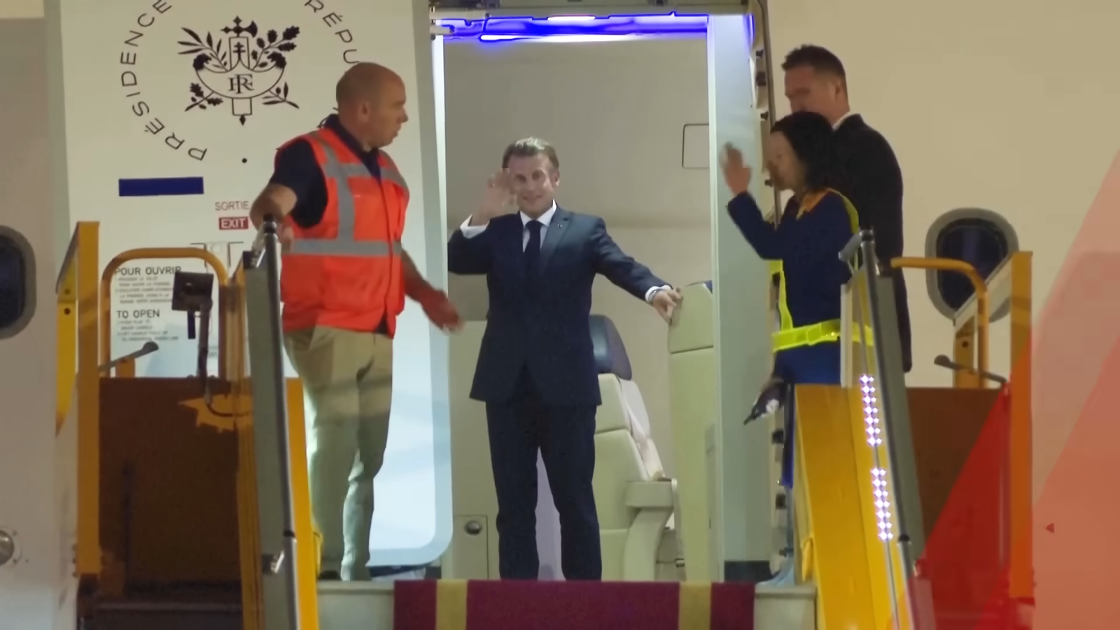 馬克宏被老婆當眾巴臉！楞一秒回神面對媒體 本人否認夫妻失和：在玩啦│TVBS新聞網