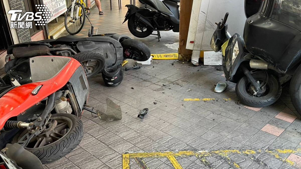 駕照酒駕被註銷！北市7旬翁倒車猛撞騎樓 騎士受傷險成夾心餅│TVBS新聞網