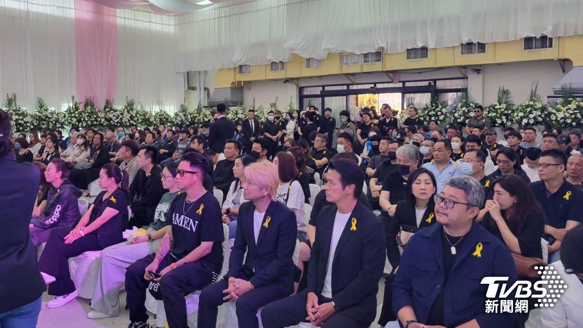 《超級夜總會》前監製今告別式 前妻江泳錡「護喪妻」送別！悲痛哭到癱軟在地│TVBS新聞網