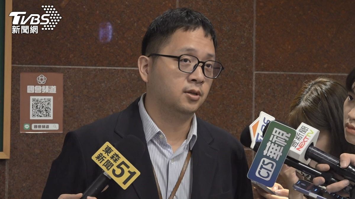 蹺班看球？柯建銘助理影射黃國昌 陳智菡反嗆│TVBS新聞網