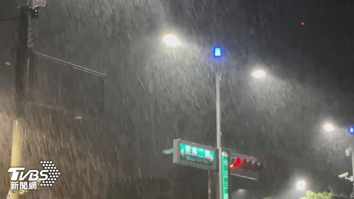 雷神降臨？高雄凌晨雷電交加傾盆大雨，民眾驚醒│TVBS新聞網