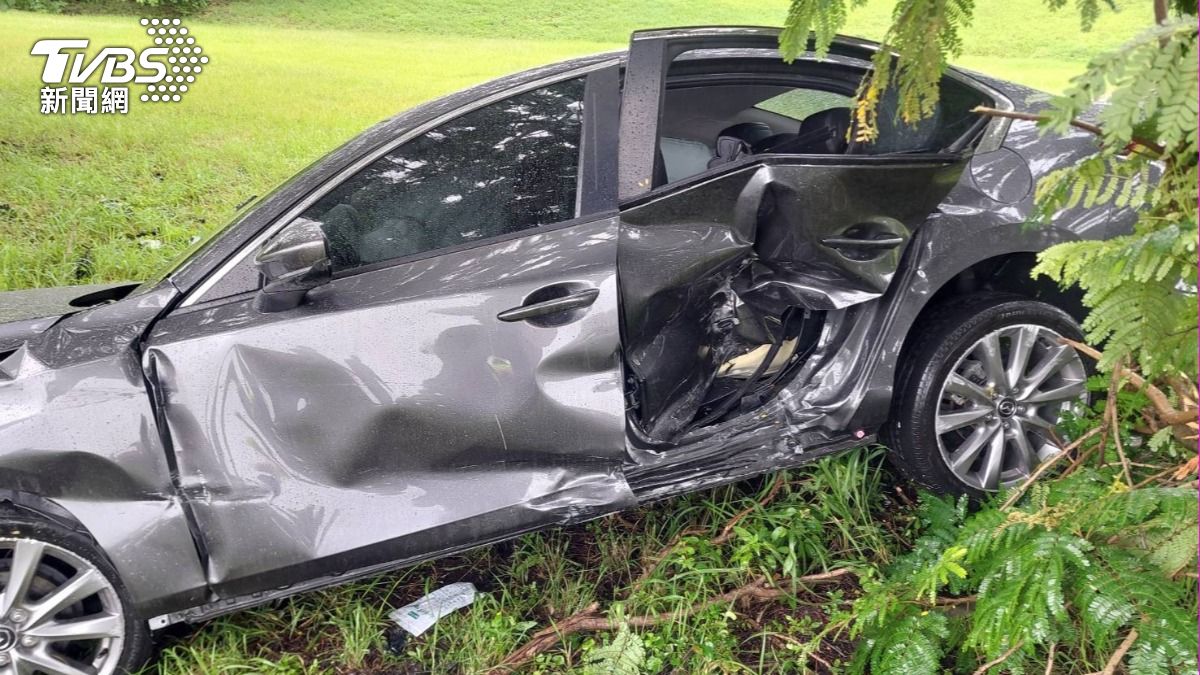 天雨路滑？國3烏日段汽車衝出邊坡 24歲女駕駛受傷車成廢鐵│TVBS新聞網