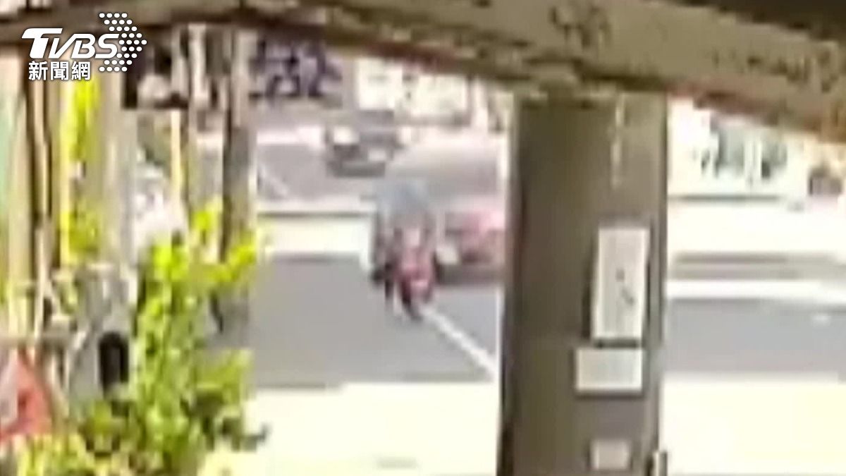 女老師載姪「瞇一下」開車暴衝！撞死9旬婦兒：無法接受│TVBS新聞網