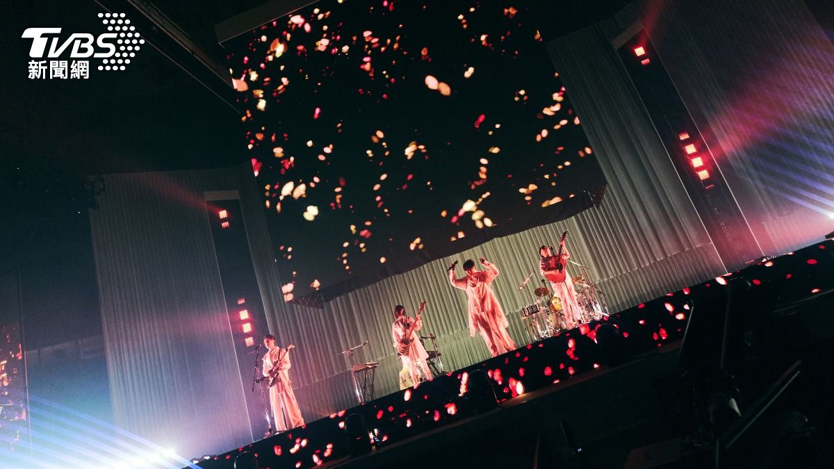 直擊／蔡康永現蹤東京被拍！身邊跟隨小鮮肉 唱蘇打綠獻給小S│TVBS新聞網