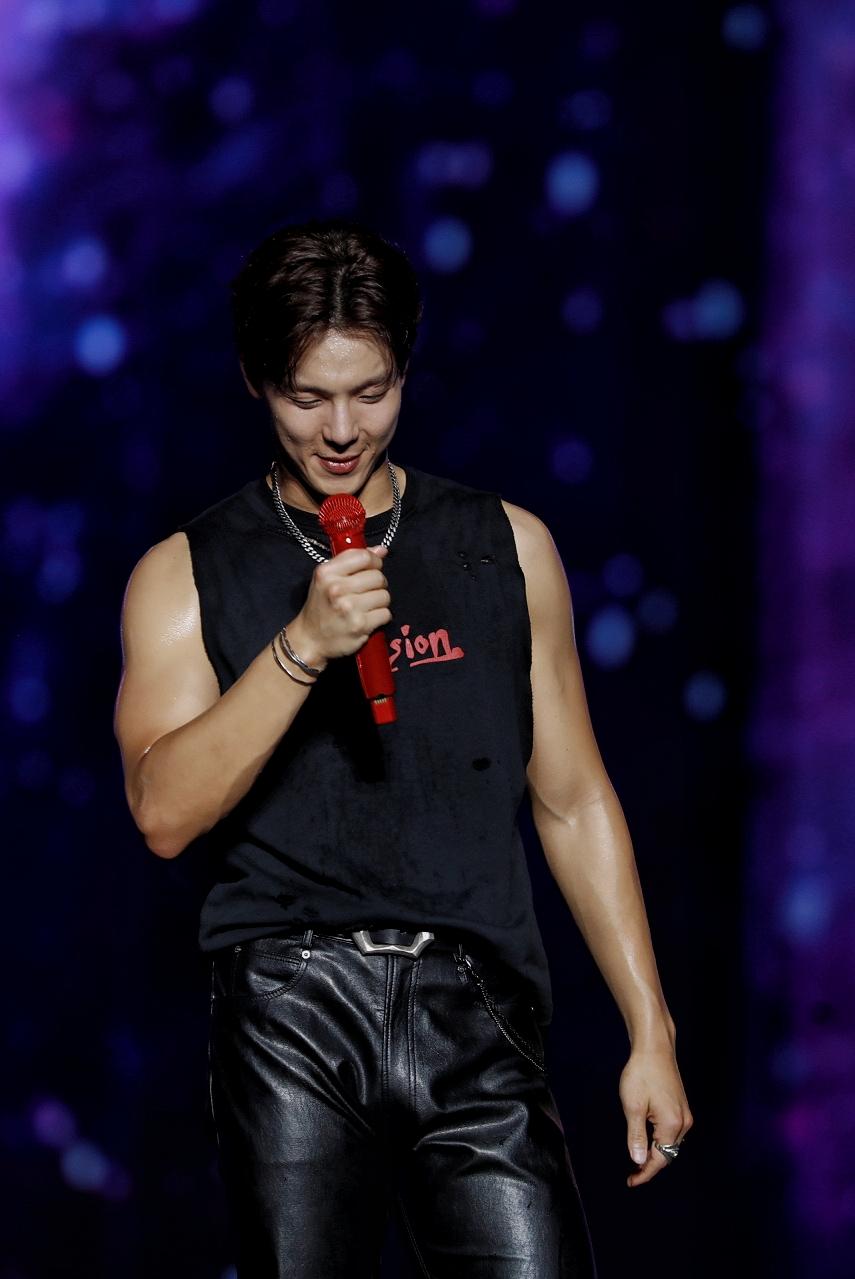 KT POP／SHOWNU全身汗濕辣露麒麟臂！ 亨願驚呼：麥克風死掉│TVBS新聞網