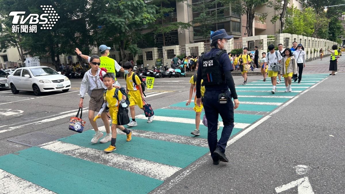 台中行人地獄！孕婦急退5步閃左轉車 駕駛貪快4秒慘噴6千│TVBS新聞網