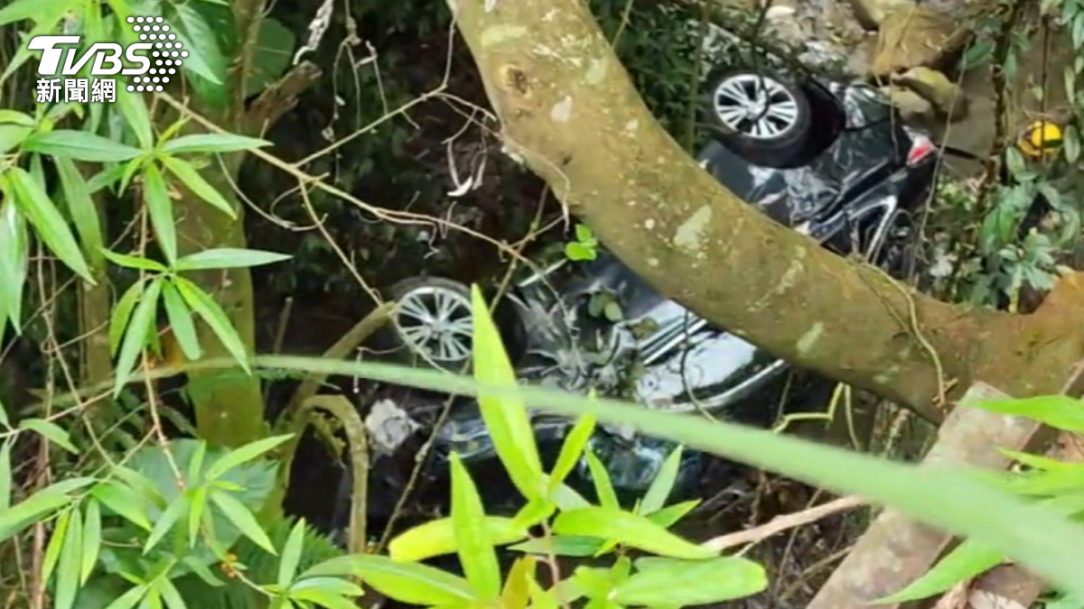 爬鳶嘴山太累恍神？ 駕駛載德籍友彎道直衝車墜山谷│TVBS新聞網