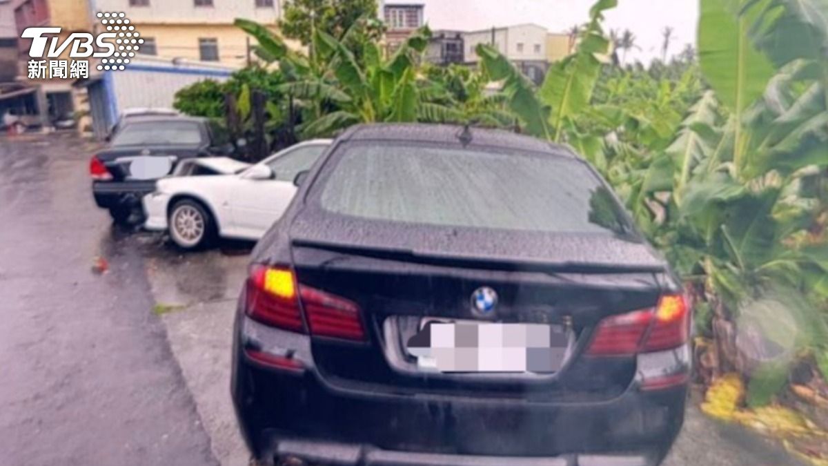 高雄天雨路滑！賓士撞斷路樹慘烏龜翻 BMW打滑連撞4車│TVBS新聞網