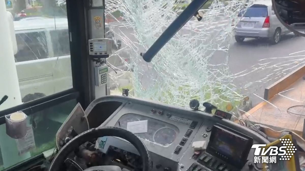 260路線公車自撞 「玻璃全碎」 18乘客驚恐│TVBS新聞網