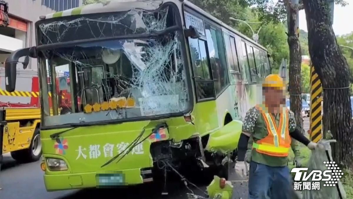 260路線公車自撞 「玻璃全碎」 18乘客驚恐│TVBS新聞網