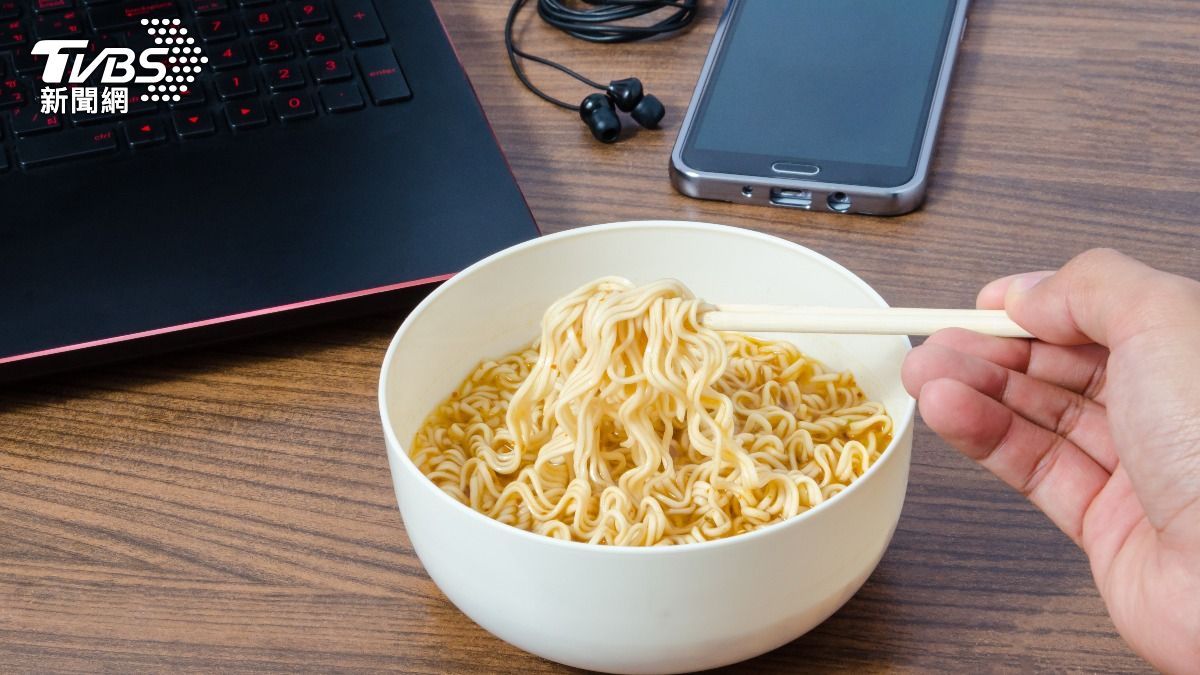 22歲男泡麵當零食！3月體重暴跌10kg 「腸全潰瘍」終身吃藥│TVBS新聞網