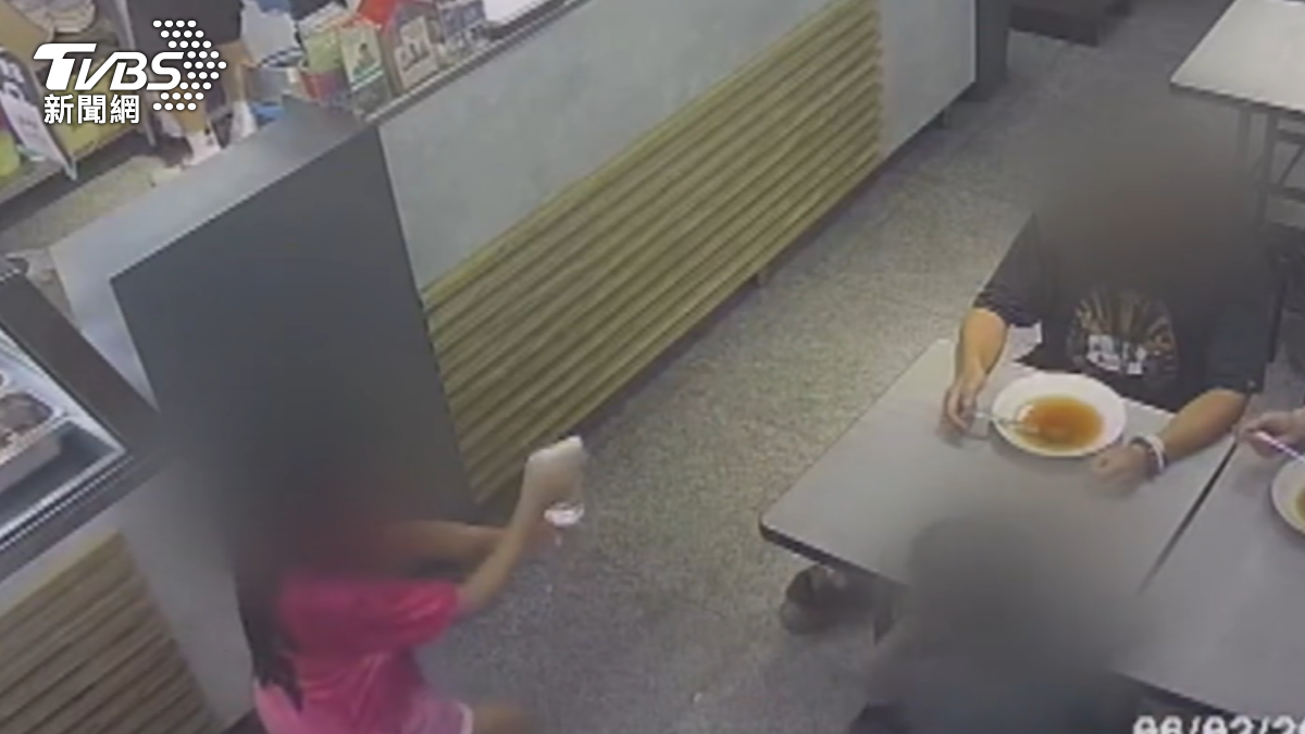 小姊弟「噴酒精」當水槍 冰店老闆制止代價1星負評│TVBS新聞網