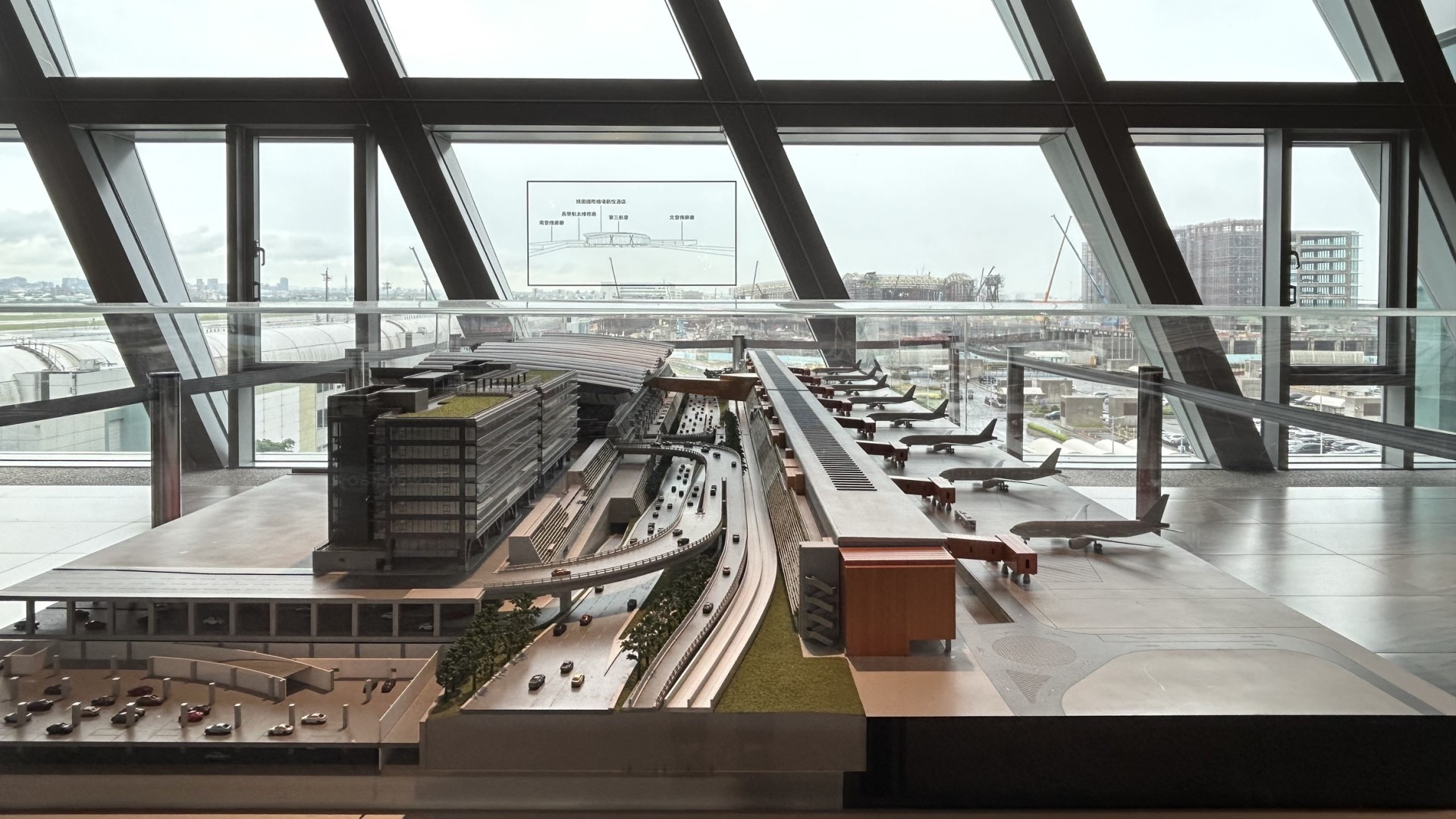桃園機場第三航廈模型展出 鉅細靡遺呈現建築特色！歷時半年3D列印製作 參考數千張設計圖面│TVBS新聞網