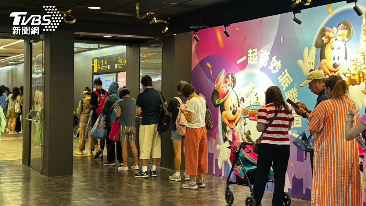 北捷突大排長龍因免費1物！車廂也大改版 網笑：變阿嬤家│TVBS新聞網
