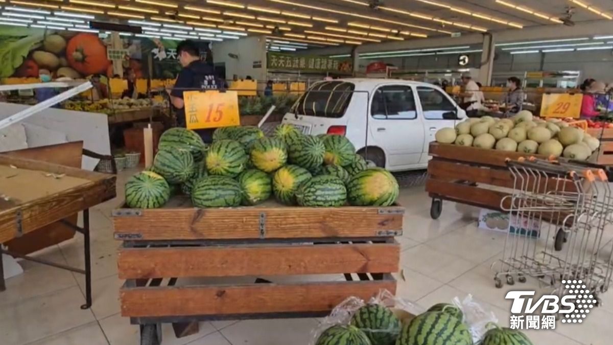 有片／又是高齡肇事！嘉義70歲嬤暴衝進蔬果行 顧客嚇逃│TVBS新聞網