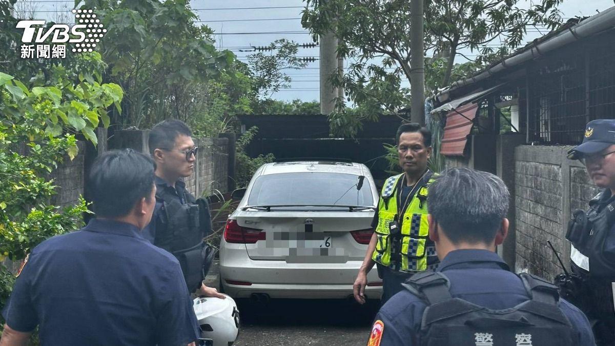 BMW假追撞真搶劫！黃金女業務勇猛搏鬥 男嫌落跑躲防風林│TVBS新聞網