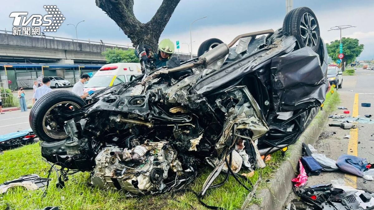 有片／北市母子雙亡車禍影像曝！高速連切2車道 撞遊覽車成廢鐵│TVBS新聞網