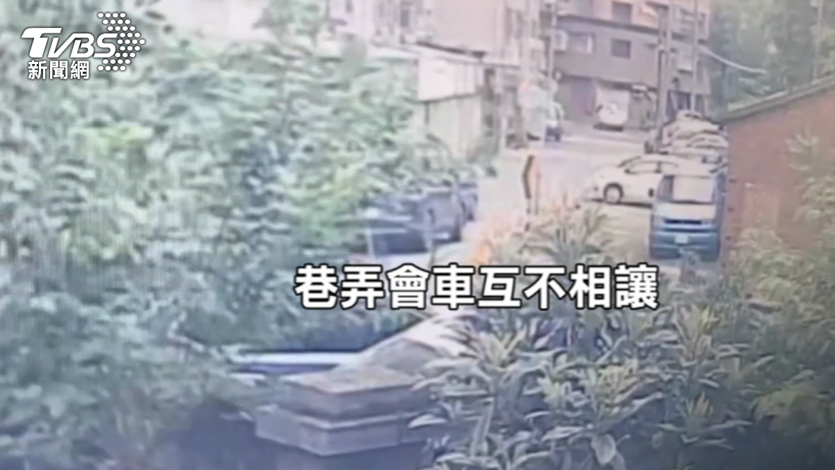 互看90分！2駕駛「會車不讓」白天等到天黑│TVBS新聞網