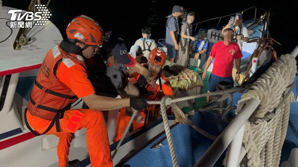 員旅驚魂！為看蹦火仔「船身傾斜」擱淺燭台嶼 47人幸獲救│TVBS新聞網