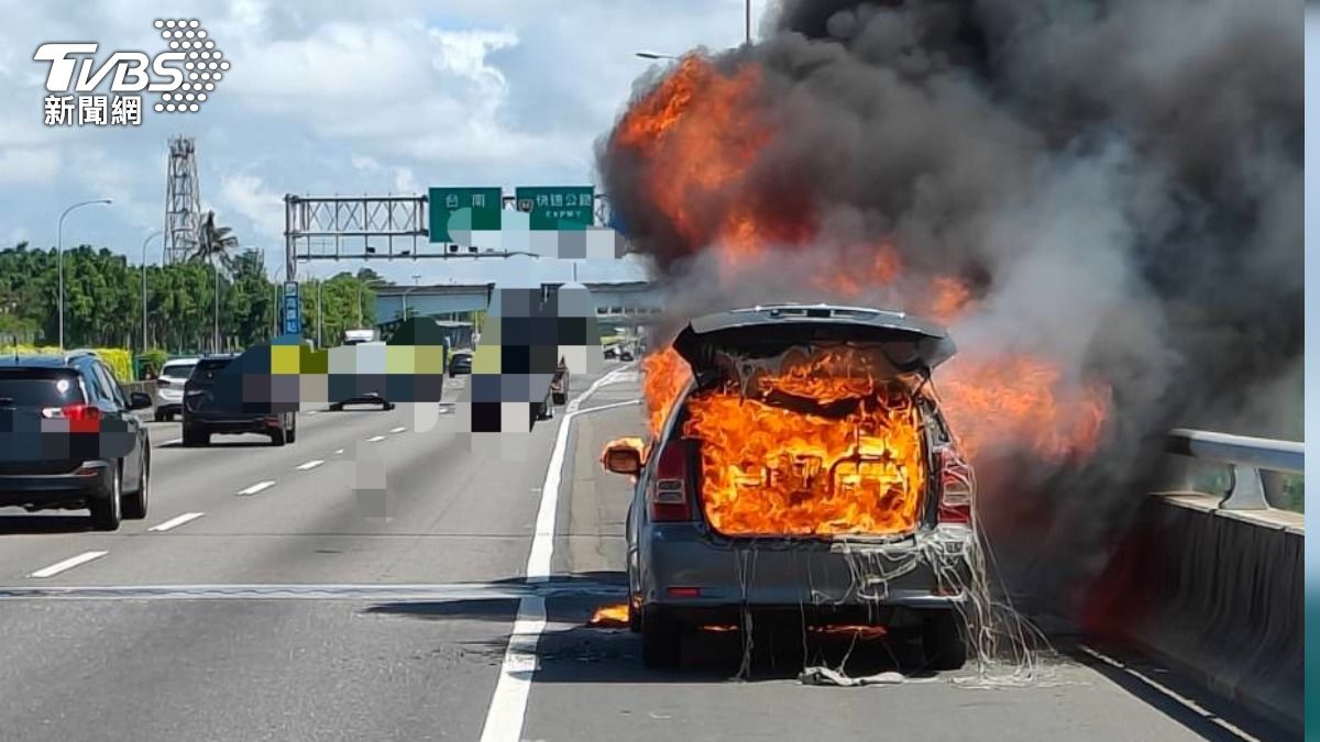 快訊／國1仁德火燒車！烈火狂噬駕駛棄車急逃 車流回堵1km│TVBS新聞網