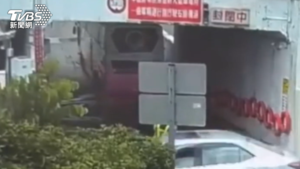 遊覽車司機喊冤 底盤離地70公分仍卡涵洞│TVBS新聞網