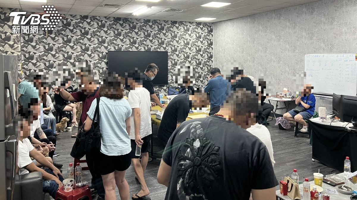 餐廳暗藏奢華賭場！長腿辣妹帶毛小孩嗨賭 警破門帶回30人│TVBS新聞網