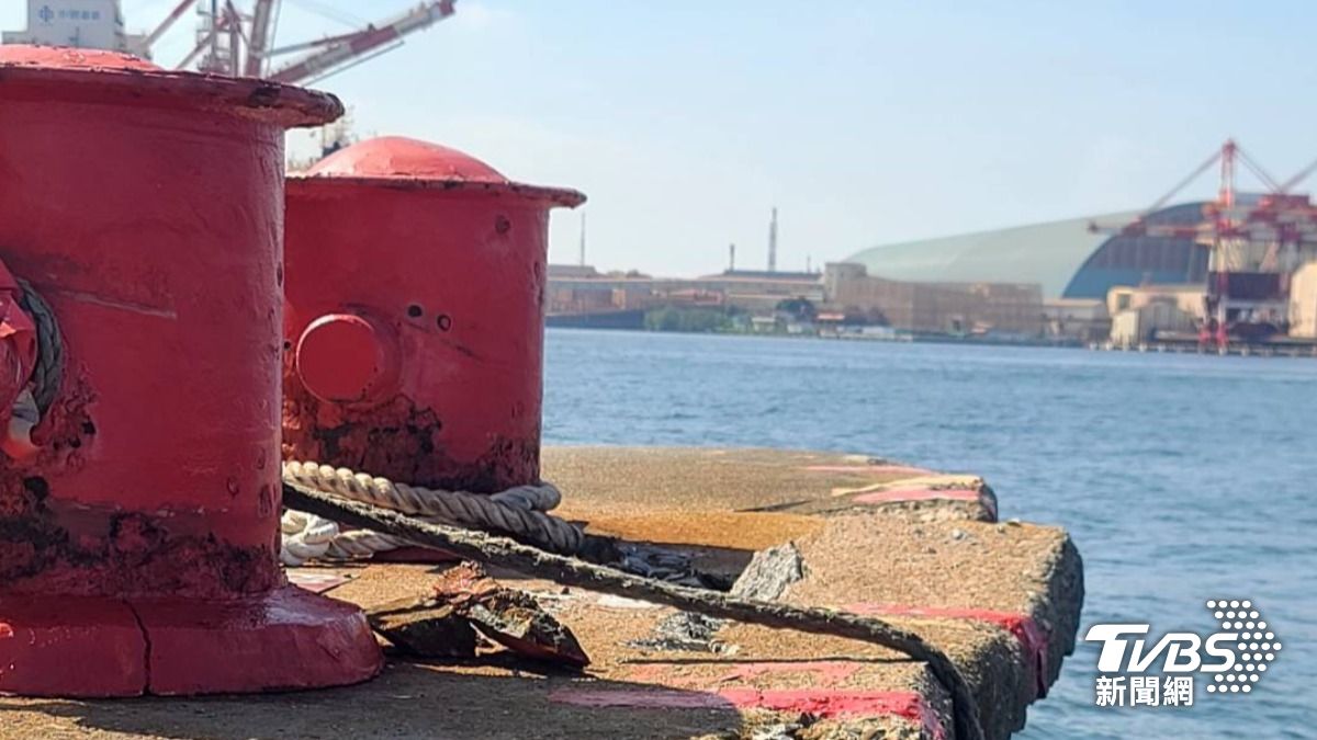 慘了！中鋼運通散裝貨輪撞高雄港碼頭 1船沉沒、1船斷纜│TVBS新聞網